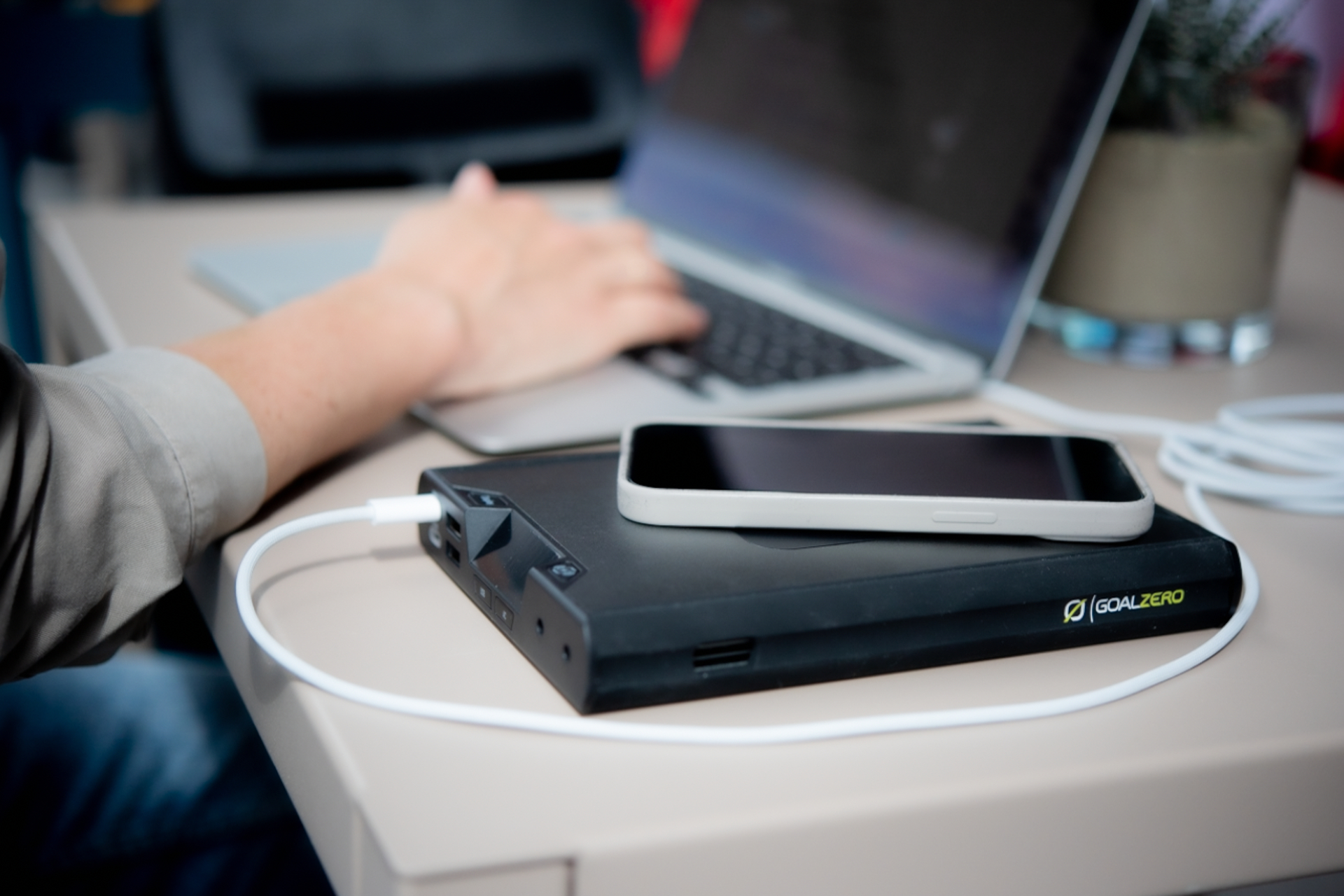 Goal Zero - Sherpa 100 AC V2 w wydajnym zestwie z panelem solarnym Nomad 20